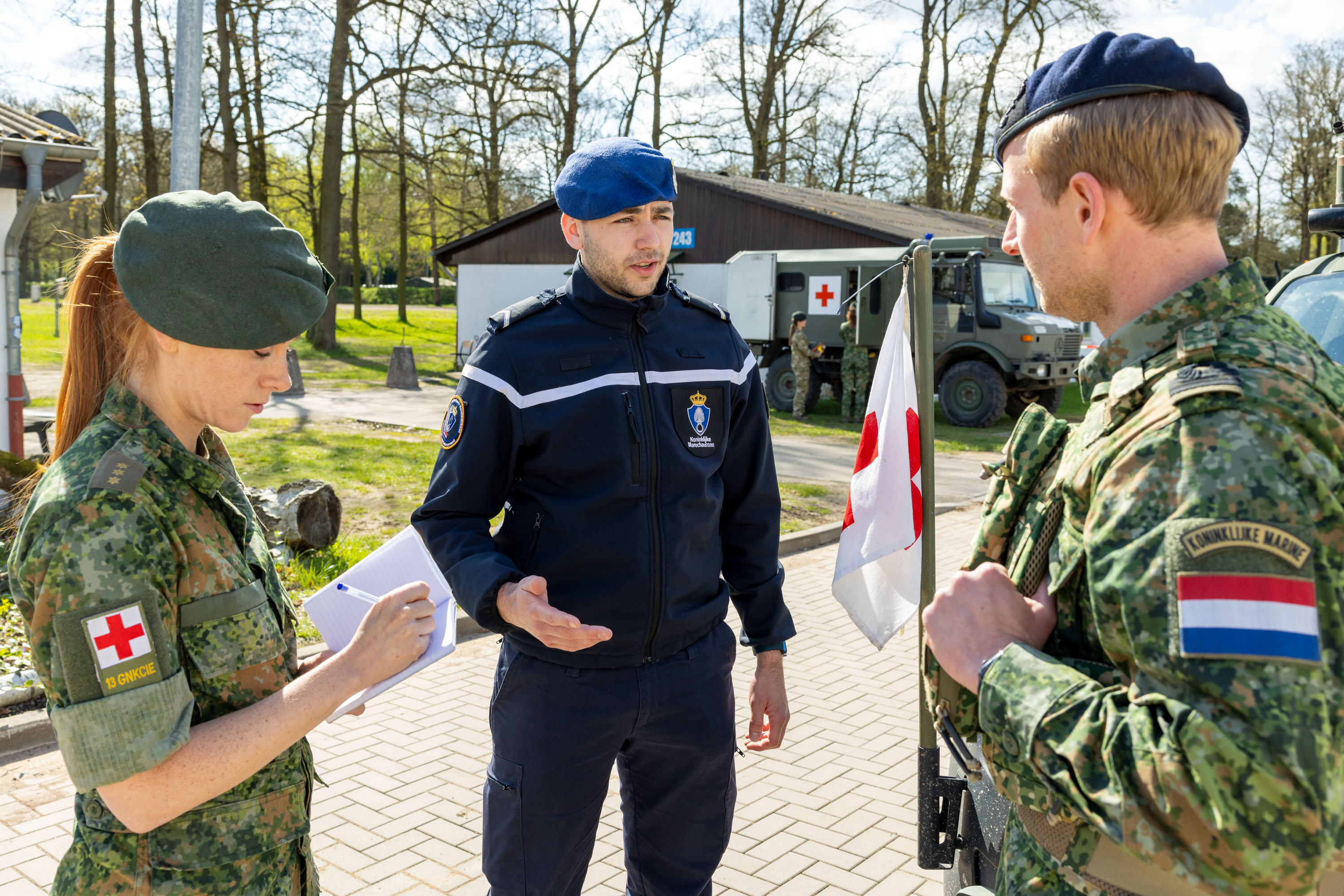 Marechaussee verzorgt militaire politietaak bij NAVO-oefening (video ...