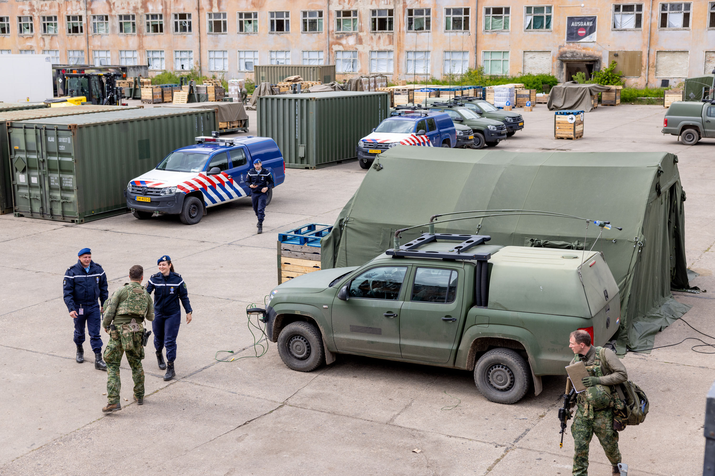 Marechaussee verzorgt militaire politietaak bij NAVO-oefening (video ...