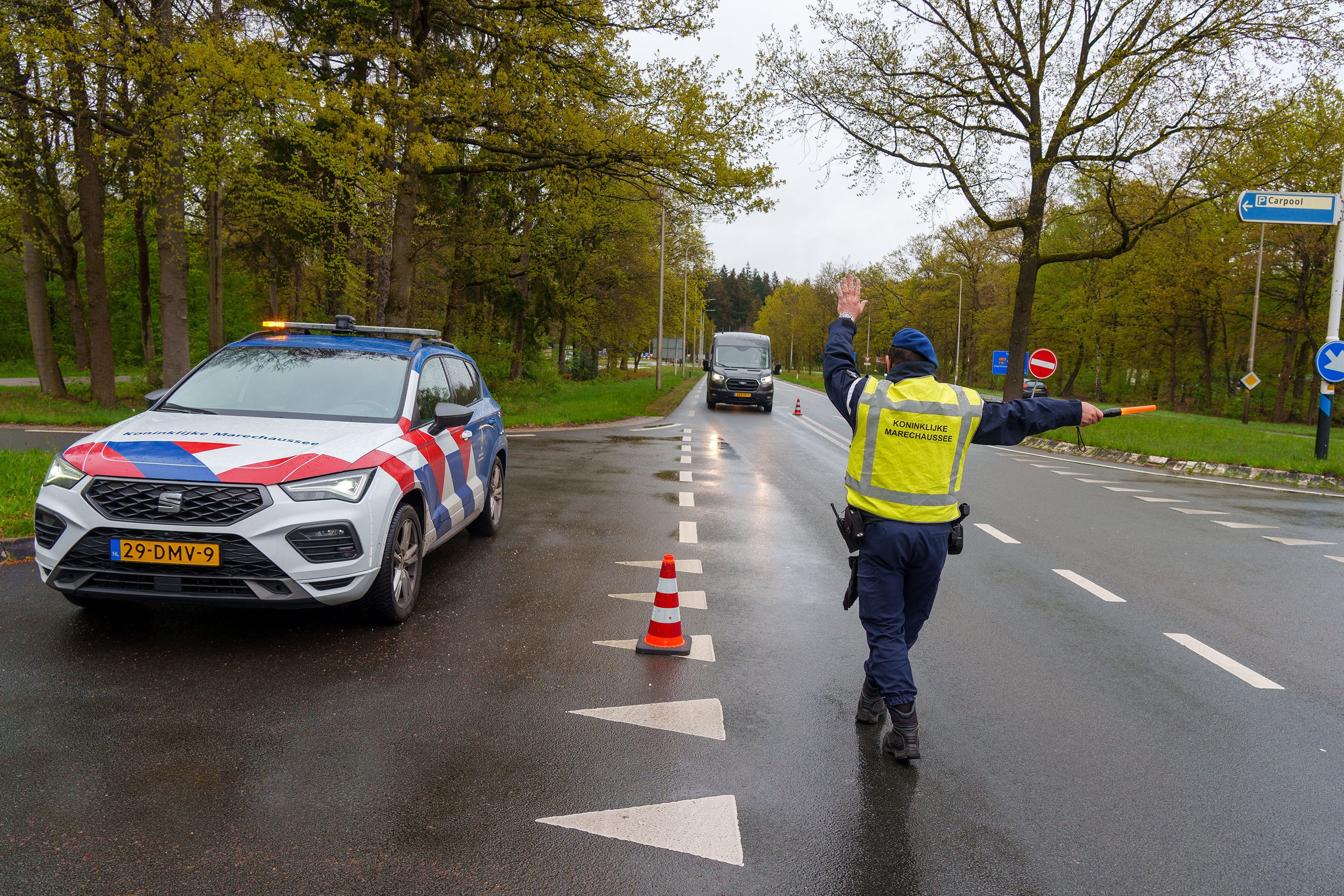 Aanhoudingen door Marechaussee bij verkeerscontrole Stroe | Nieuwsbericht | Koninklijke Marechaussee